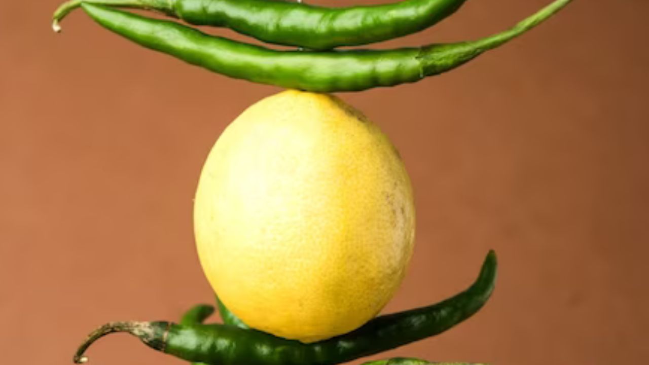 Jyotish Upay: घर और दुकानों पर लोग क्यों टांगते हैं नींबू-मिर्च, जानें ...