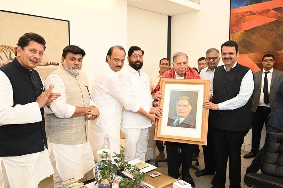 महाराष्ट्र सरकार के पहले ‘उद्योग रत्न’ पुरस्कार से सम्मानित किए गए रतन ...