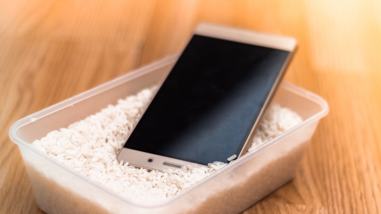 How To Dry Your Wet Smartphone: गीला हो गया है स्मार्टफोन? Apple ...
