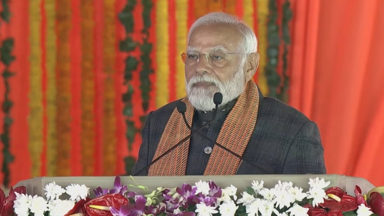 PM Modi J&K Visit: श्रीनगर के बख्शी स्टेडियम पहुंचे pm मोदी, थोड़ी देर ...