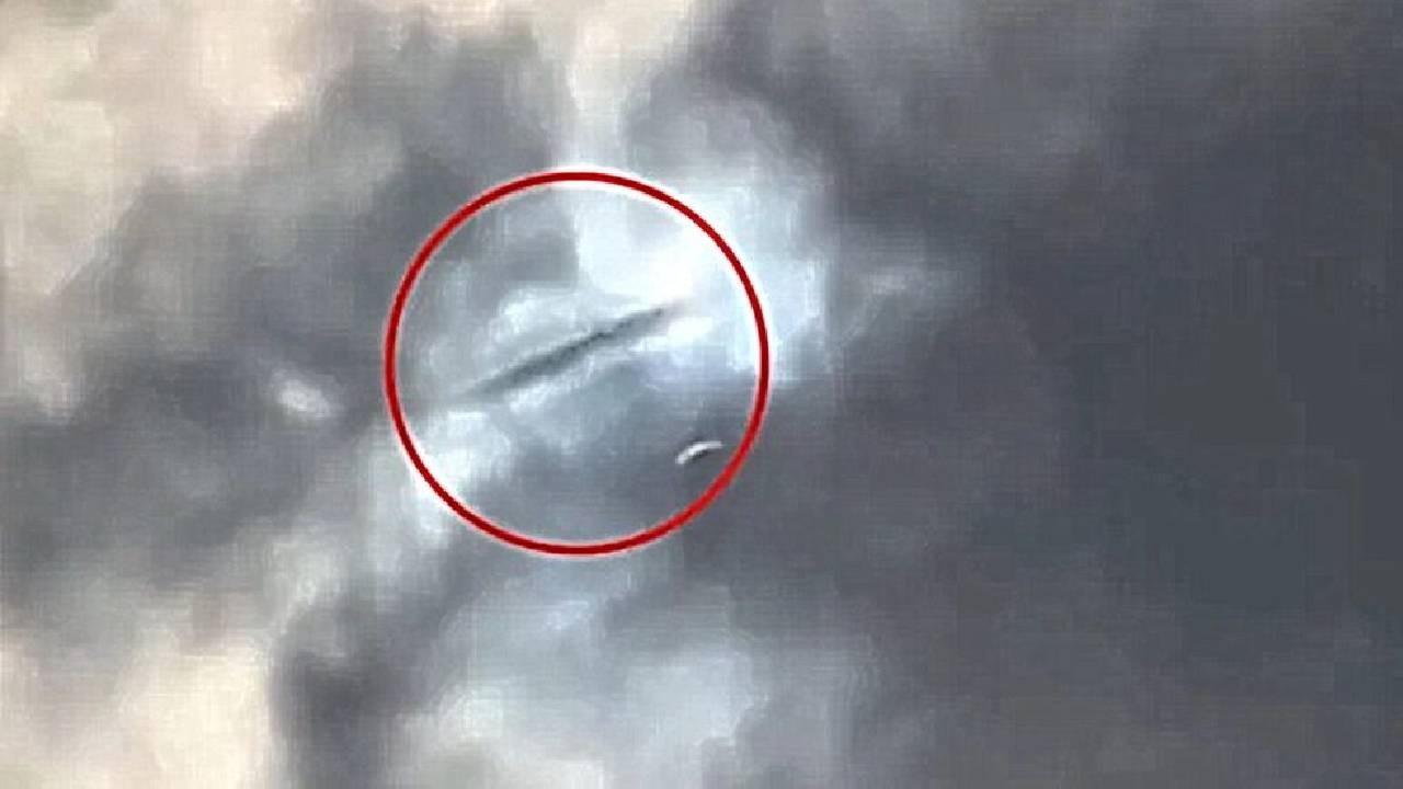 UFO Moment During Solar Eclipse: सूर्य ग्रहण के दौरान आसमान में तेजी से ...