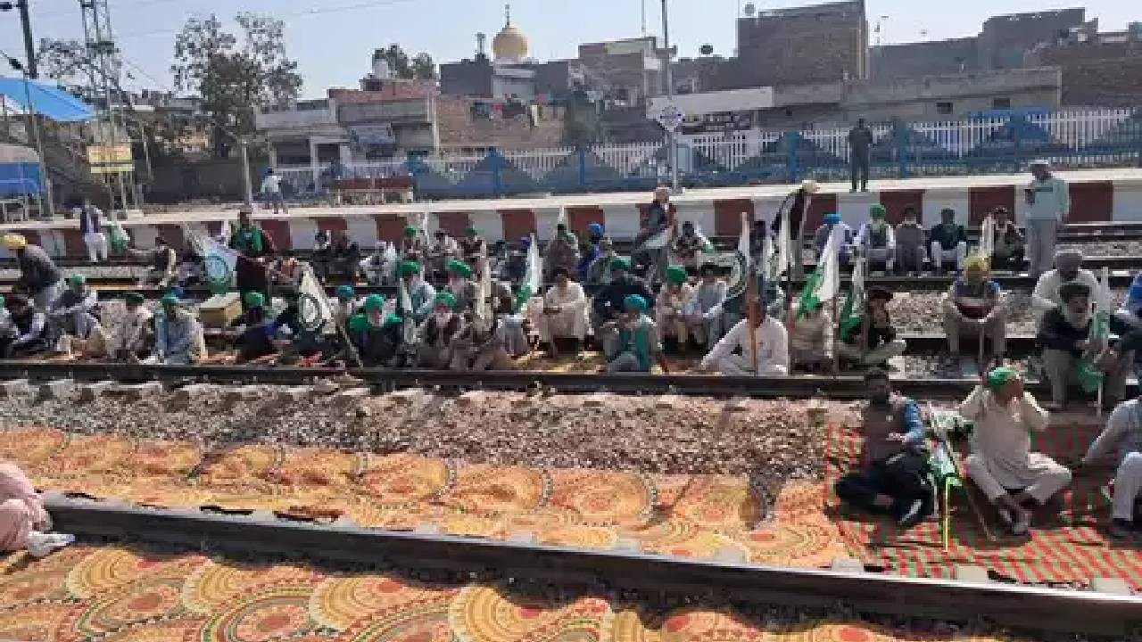 Farmers Rail Roko Protest: बॉर्डर के बाद अब पटरियों पर डटे किसान ...