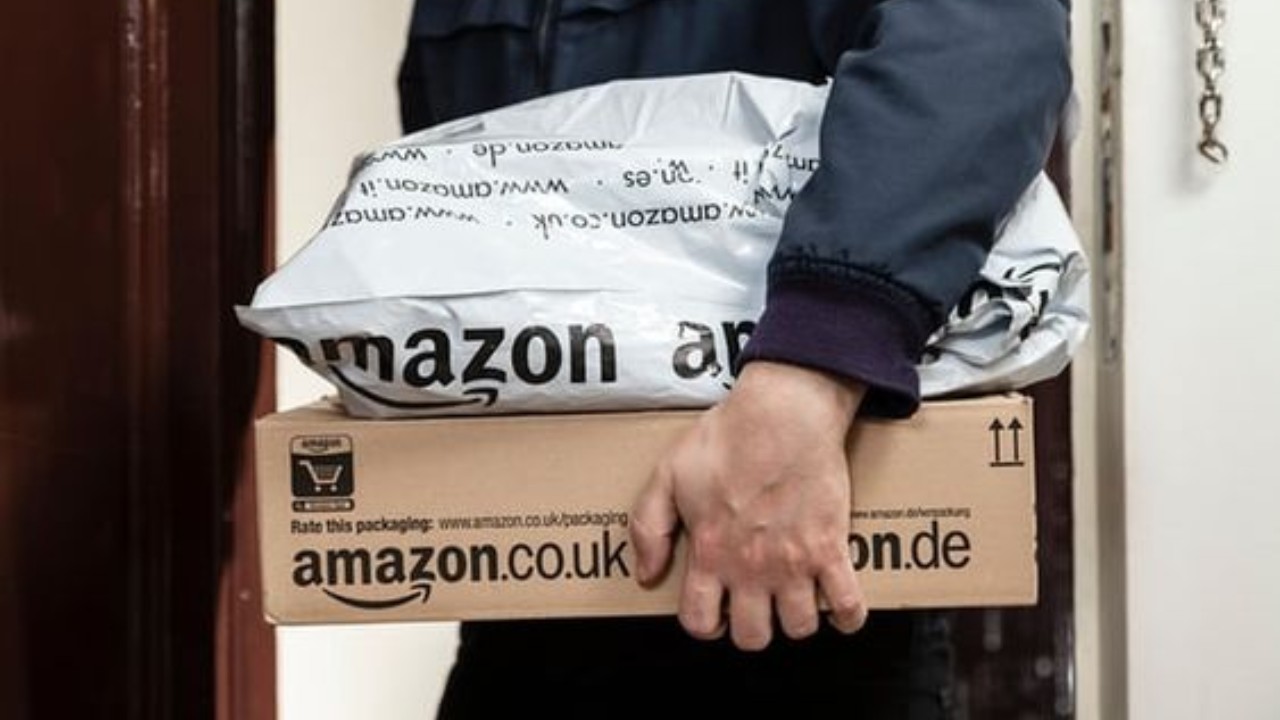 Amazon पार्सल खोलते ही निकला कुछ ऐसा, देखते ही महिला करने लगी उल्टी ...