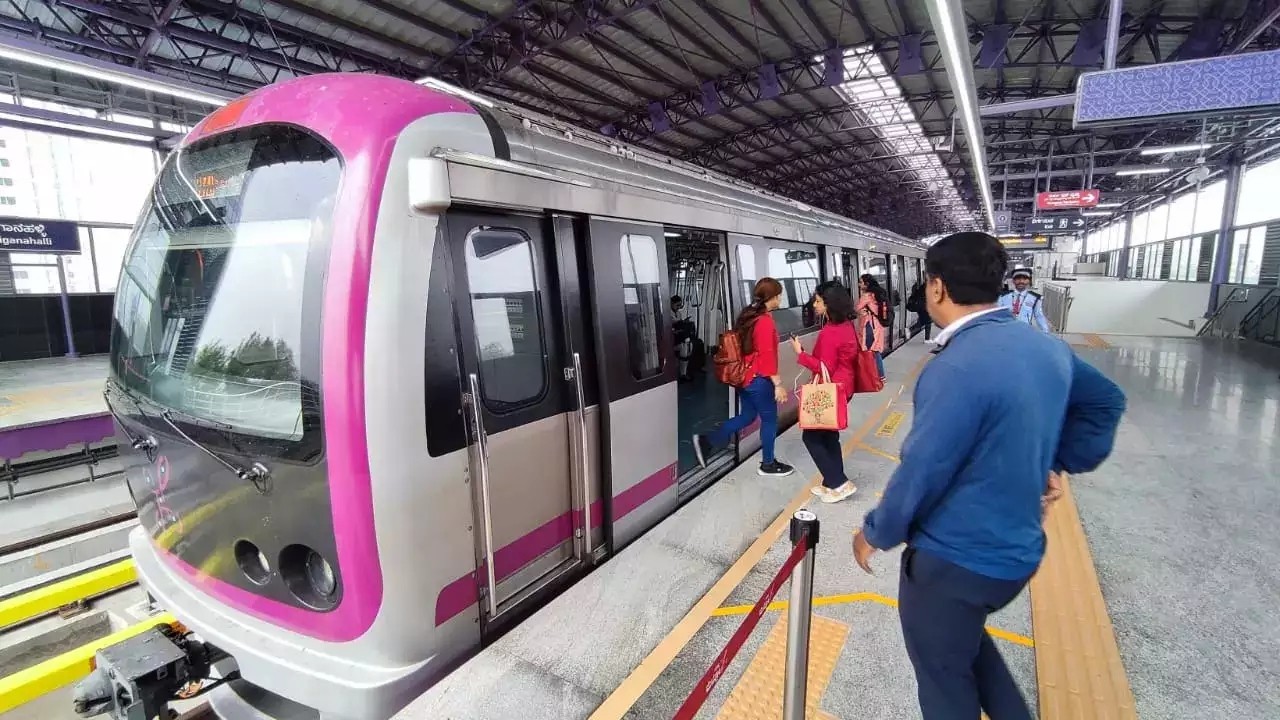 Bengaluru Metro: बेंगलुरु पहुंचा दिल्ली मेट्रो का वायरस! महिला के सामने ...