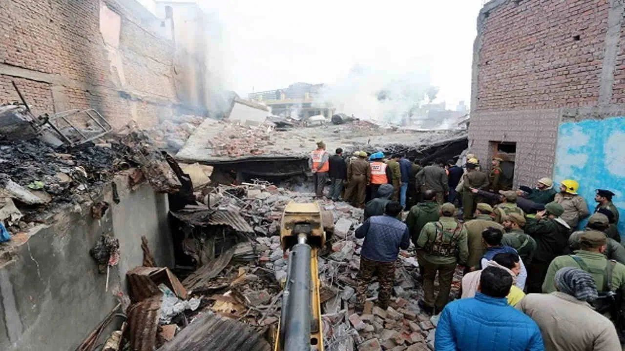 Burari building collapsed: बुराड़ी हादसे की खौफनाक तस्वीर, 30 घंटे बाद ...
