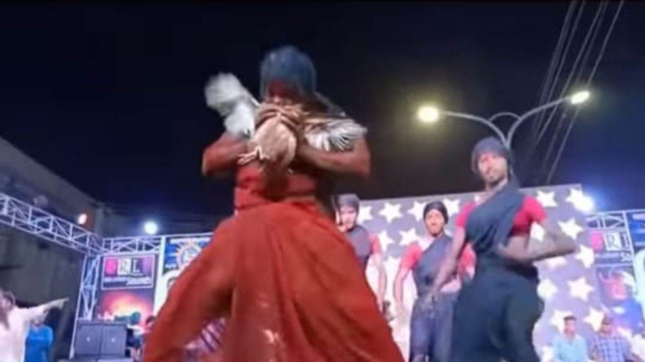 ये कैसा डांस हुआ भाई लाइव परफॉर्मेंस के दौरान डांसर ने दांत से काटकर 3424