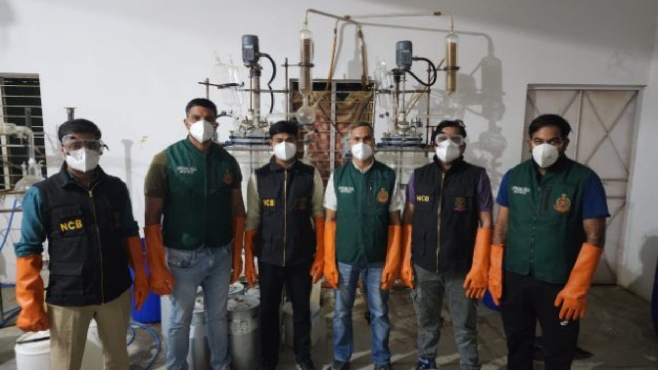 Meth lab busted in Noida: नोएडा के लैब में बन रहा था ड्रग्स, NCB ने ...