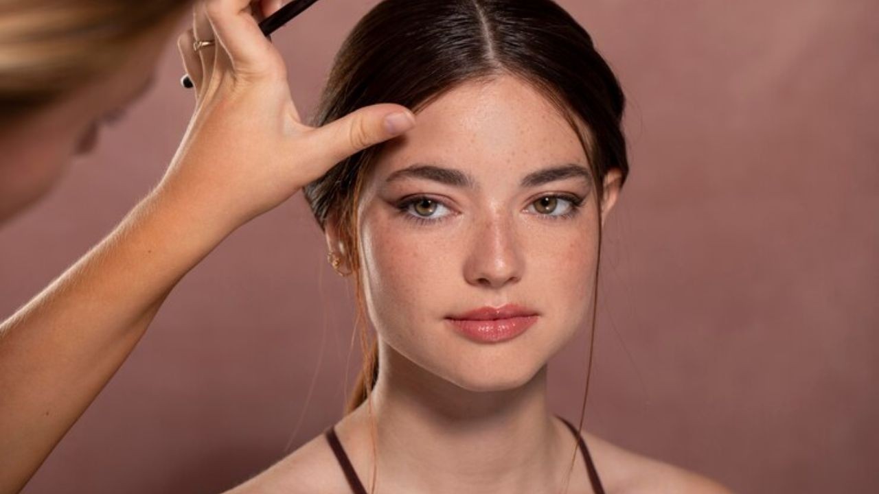 अब मेकअप में नहीं खर्च करने होंगे हजारों रुपये, इन चीजों से करें Minimal Makeup | India Daily